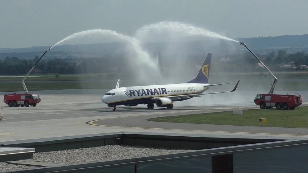Water salute : علت پاشیدن آب روی هواپیما چیست