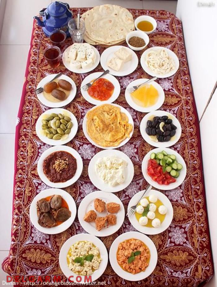 تصاویری از تزیین سفره صبحانه با ایده های خلاق و عاشقانه
