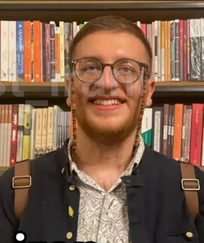 چهره مردانه یکی از اعضا گروه «سرودهای زندگی» دهه ۶۰ با موی بور،چشم رنگی ...