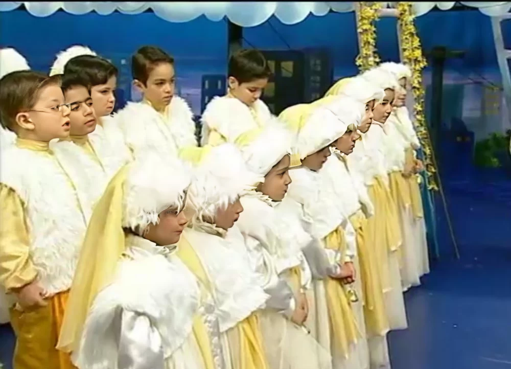 چهره مردانه یکی از اعضا گروه «سرودهای زندگی» دهه ۶۰ با موی بور،چشم رنگی ...