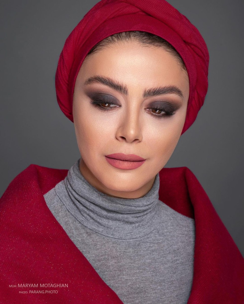 استایل یلدایی خانم بازیگر با میکاپ لایت و خیره کننده!