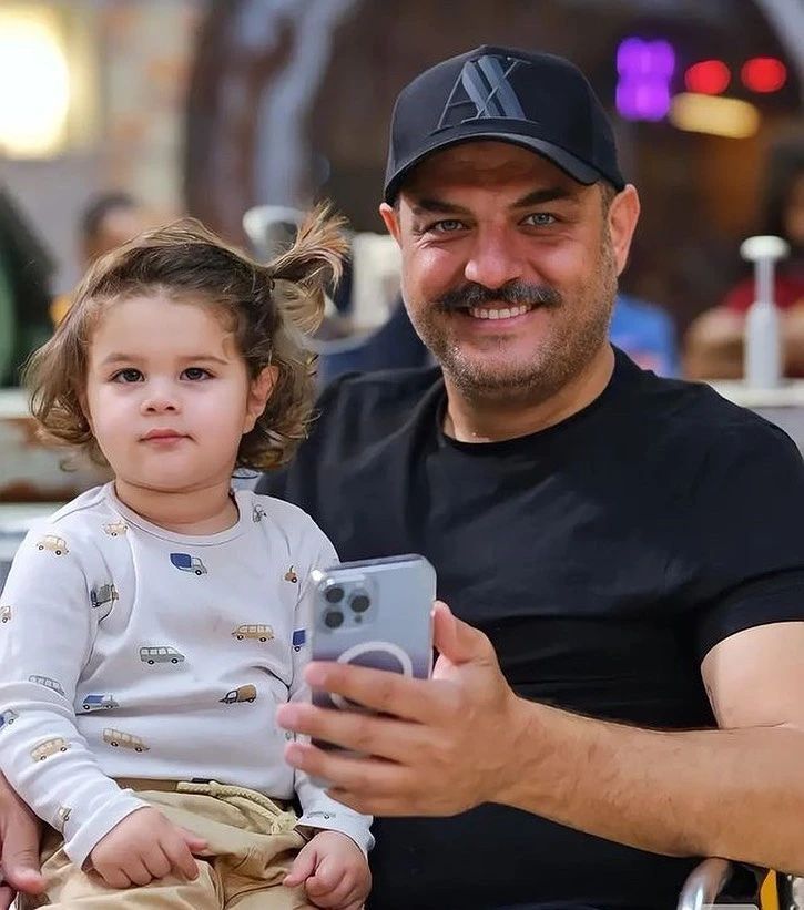 استایل جدید سام درخشانی در کنار پسرش برسام!