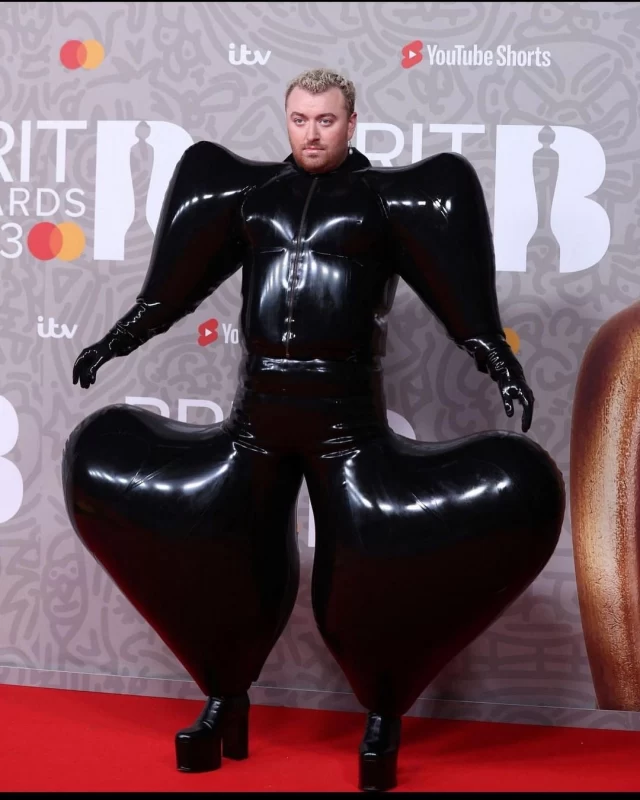 پوشش زنانه و عجیب آقای خواننده دنیا را به شوک فروبرد