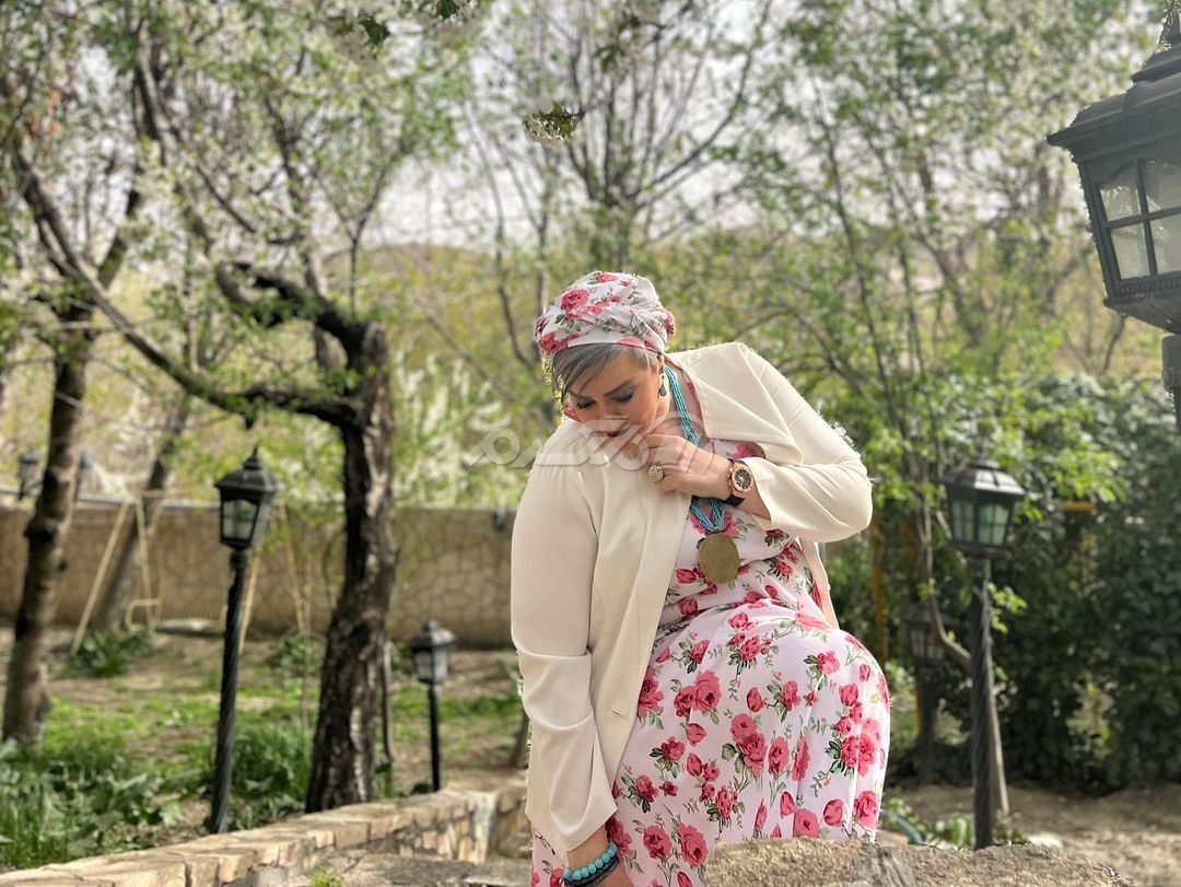 عکس جدید نعیمه نظام دوست در باغ بسیار زیبا!