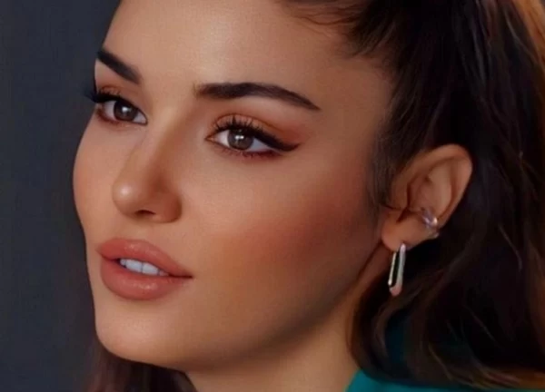 عکس های هانده آرچل در موزه در کنار تابلوهای نقاشی مفهومی!