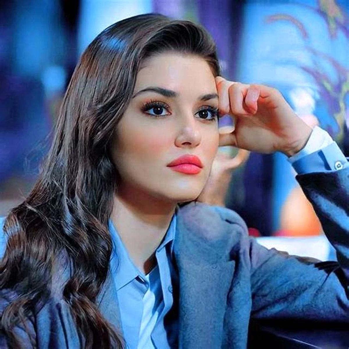 عکس های هانده آرچل در موزه در کنار تابلوهای نقاشی مفهومی!