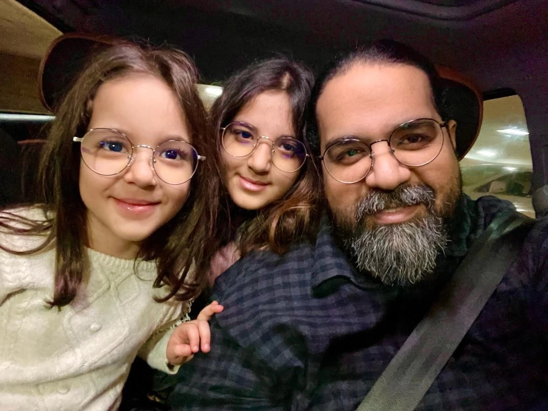 رانندگی دختر کوچولوی رضا صادقی با ماشین لاکچری پدرش!